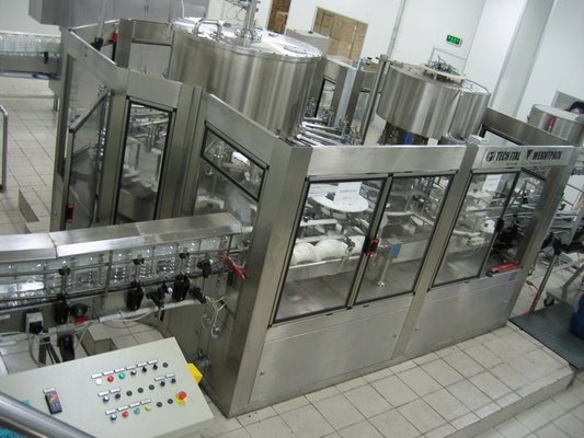 china supplier making beverage washing filling puting cap's machine /bottle water line supplier
