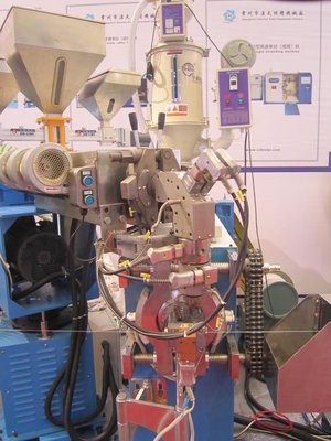 Vertical Type Plastic Extrusion Machine Φ800 Take Up Plate Out Diameter HT-800