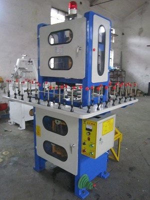 Cross rolling netted machine