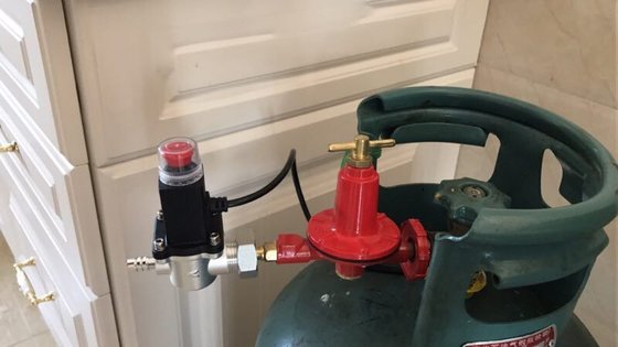 LPG gas alarm with gas solenoid shutoff valve with nozzle and relay output for gas cylinder use