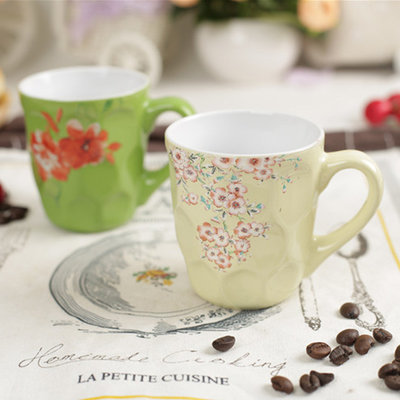 Promotional Ceramic Coffee Mugs Microwave Safe Embossed Customized Flower Pattern