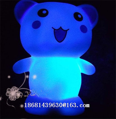 La forme mignonne superbe d'ours a mené les jouets de clignotant de bébé
