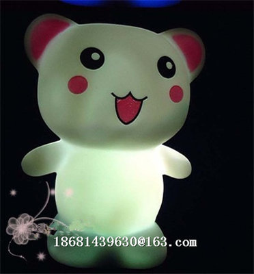 La forme mignonne superbe d'ours a mené les jouets de clignotant de bébé