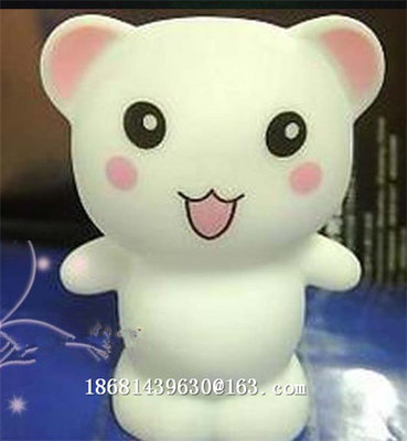 La forme mignonne superbe d'ours a mené les jouets de clignotant de bébé