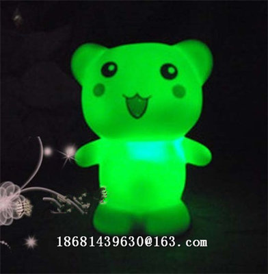 La forme mignonne superbe d'ours a mené les jouets de clignotant de bébé