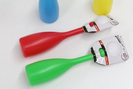 La mini batte de baseball et boule en plastique légères ont placé pour les âges 4+