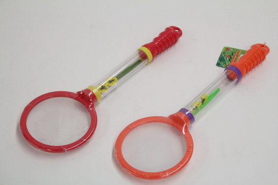 La loupe d'insecte des enfants frais de gardien avec la chambre intégrée d'insecte