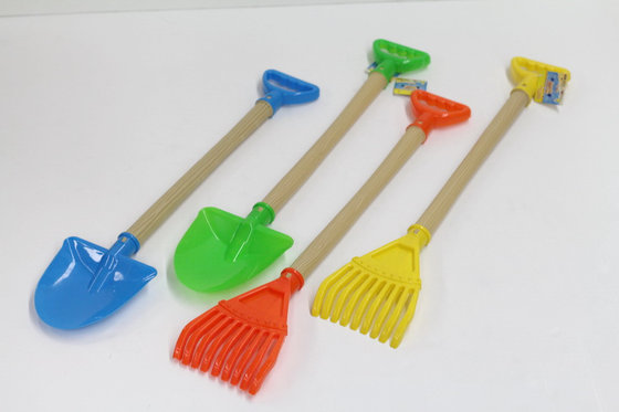 La plage en plastique de mini sable pelle des râteaux, les jouets en plastique de beaux enfants