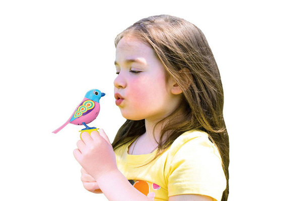 L'ODM adapté aux besoins du client chantent à des oiseaux des jouets agissant l'un sur l'autre avec le mobile autour de RMB5/de PC