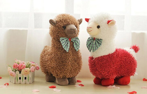 La coutume douce soyeuse blanche de peluche de perfection d'alpaga de fille de fourrure a bourré des jouets pour le cadeau d'anniversaire