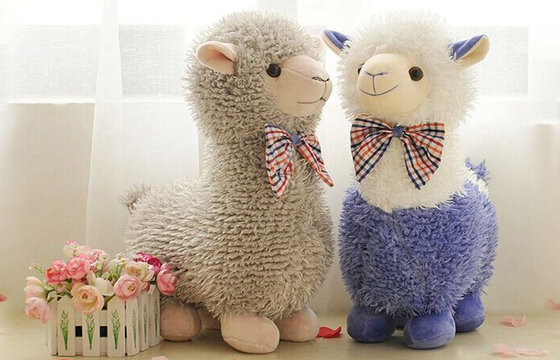 La coutume douce soyeuse blanche de peluche de perfection d'alpaga de fille de fourrure a bourré des jouets pour le cadeau d'anniversaire
