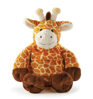 Beaux jouets de peluche de girafe de Brown reposant et tenant la pose
