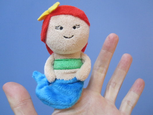 belles marionnettes de doigt de peluche de sirène de 12cm pour les enfants en bas âge, le bleu et le rouge