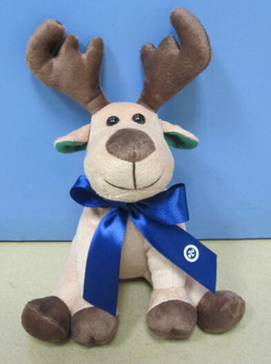 La grande peluche de Noël joue des peluches d'orignaux/renne avec le ruban