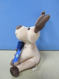 La grande peluche de Noël joue des peluches d'orignaux/renne avec le ruban