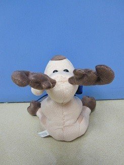 La grande peluche de Noël joue des peluches d'orignaux/renne avec le ruban