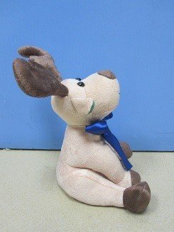 La grande peluche de Noël joue des peluches d'orignaux/renne avec le ruban