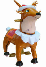 La grande peluche de Noël a bourré des cerfs communs d'animaux de jouets avec des vêtements