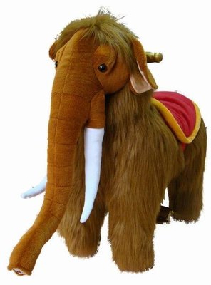 La grande peluche de Noël a bourré des cerfs communs d'animaux de jouets avec des vêtements