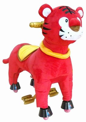 La grande peluche de Noël a bourré des cerfs communs d'animaux de jouets avec des vêtements