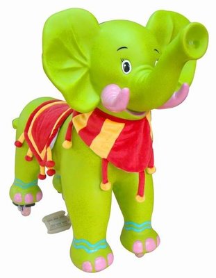La grande peluche de Noël a bourré des cerfs communs d'animaux de jouets avec des vêtements