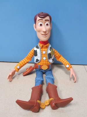 La peluche parlante de bande dessinée de Disney joue Pixar Toy Story parlant le nombre d'actions de Woody de shérif