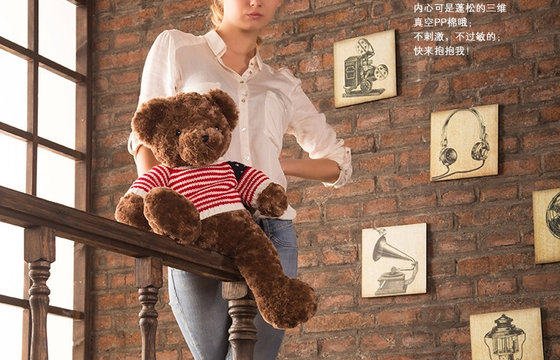 Le brun de 15 pouces a bourré les cadeaux de jouets de peluche les plus mous, brun de chandail bourrant des ours de nounours