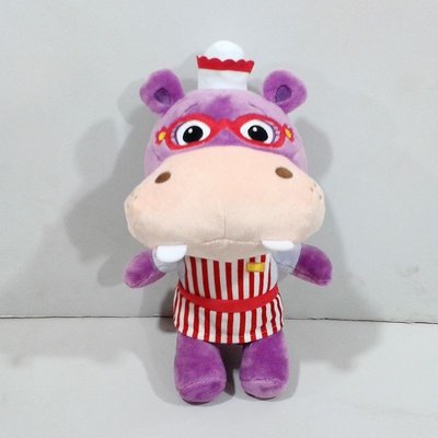 Le Doc. personnalisé McStuffins de Disney caresse et étreint des jouets de peluche d'hippopotame de Hallie
