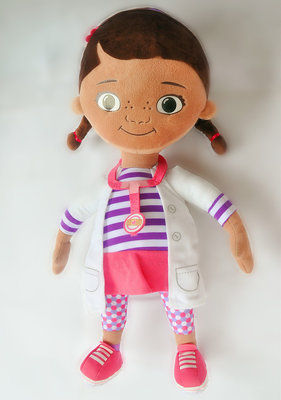 La peluche personnalisée de Disney joue la bande dessinée de Doc. McStuffins bourrée pour des filles