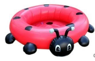 L'eau gonflable d'ours mignon jaune joue le bateau imperméable pour des enfants