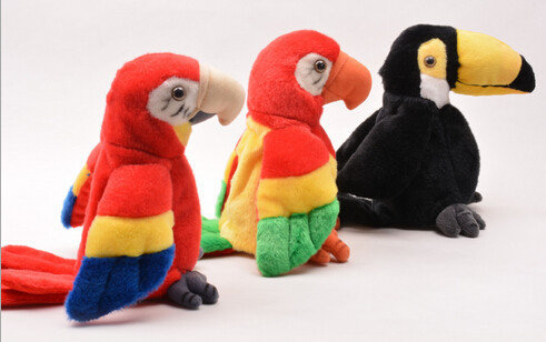 La peluche parlante interactive éducative joue le perroquet musical pour le festival