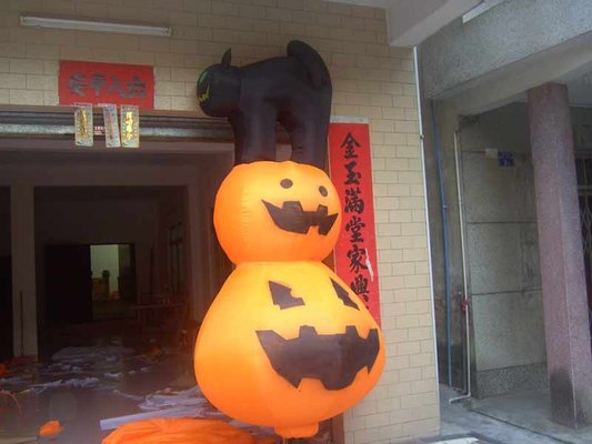 Fireproof Inflatable Halloween Pumpkins , High Tension Inflatable Kids Toys