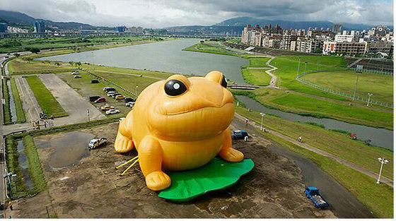 Golden inflatable frog , Custom Inflatable Products inflatable insects