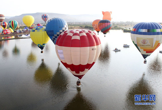 Colorful Polymorphic Inflatable Hot Air Balloon For To Go Sightseeing / Wedding Trip / Advertising