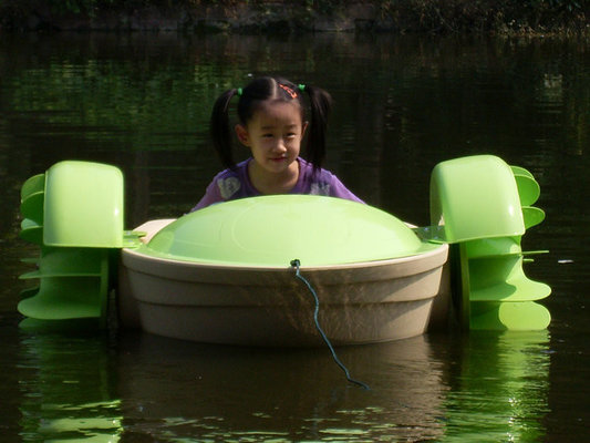Grünes aufblasbares Wasser spielt Wasserunterhaltungs-Kinderhandenergie-Paddel-Boot