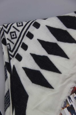 China Sourcing Agent Black White Shawl / Acrylic Scarf Size 140×140cm