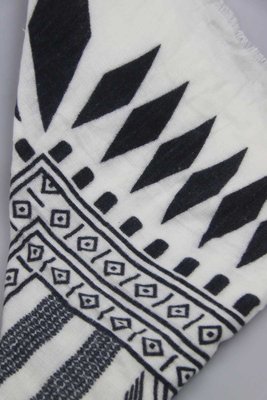 China Sourcing Agent Black White Shawl / Acrylic Scarf Size 140×140cm