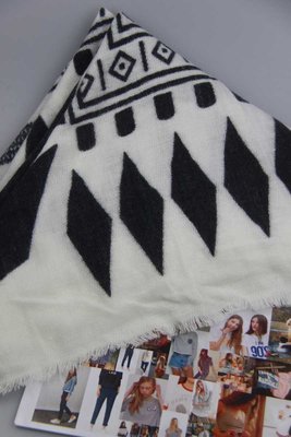 China Sourcing Agent Black White Shawl / Acrylic Scarf Size 140×140cm