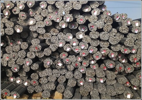 Low Carbon Black Deformed Steel Bars , 18mm HRBF335 Steel Reinforcing Rods