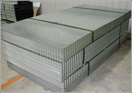 Stair Treads Diamond Plated Steel , 2.5mm / 3mm Thick JIS SS400 Metal Tread Plate 