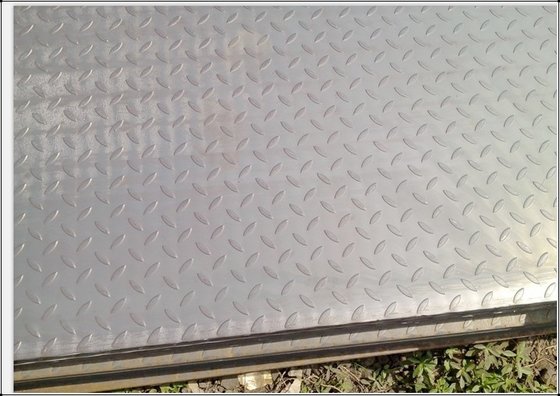 ASTM A36 Hot Rolled Tread Plate Steel , 5.5mm Thick Decoration Chequered Steel Plate