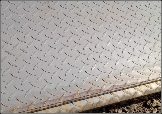 ASTM A36 Hot Rolled Tread Plate Steel , 5.5mm Thick Decoration Chequered Steel Plate