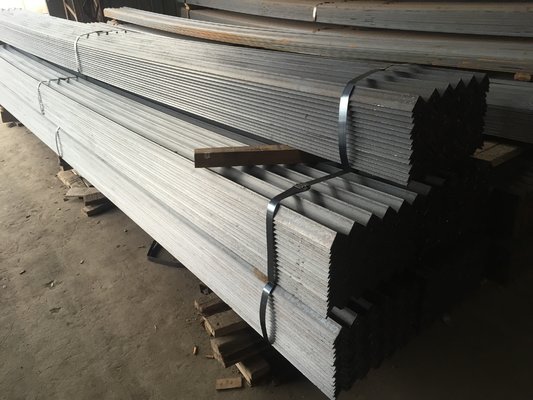 Q235B Q345B Hot Rolled Steel Angle with Paint Coating Surface Treatment 50 * 5MM Size