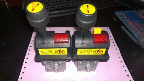 SINOTRUK truck part manual control valve HYVA lifting valve 14750667H with 4 holes
