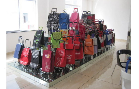 Delicate colorful 600D oxford fabric wheeled shopping bags collapsible