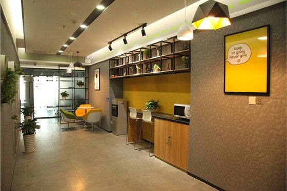 China Professional Service Small Office To Rent London With Meeting Negotiation Table supplier