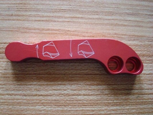 Las piezas trabajadas a máquina precisión, rojo anodizaron los componentes de aluminio para la máquina de pulir