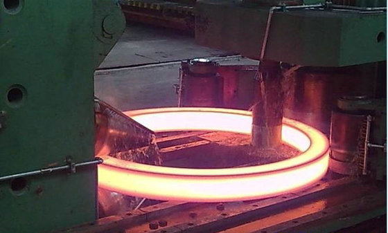 anillo del engranaje 20CrNi2Mo que forja el anillo externo forjado caliente del reborde de acero de la transmisión de viento de la industria energética helicoidal de la turbina