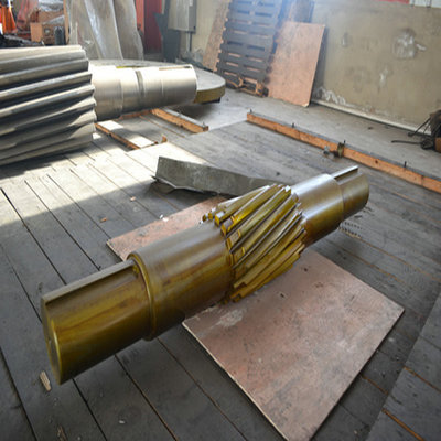el eje de engranaje de la raspa de arenque de 6000m m forjó las piezas de metal que trabajaban a máquina para el equipo marino 15MT