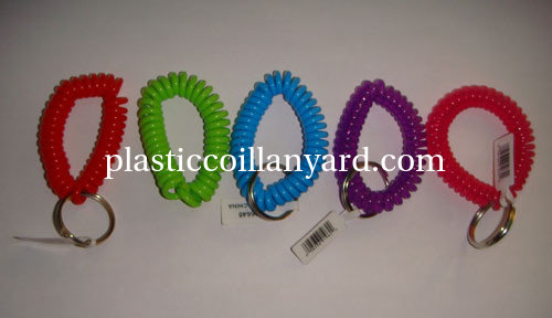 Good spiral wrist coil with ring key chain fashionable colors w/custom retail no printing supplier